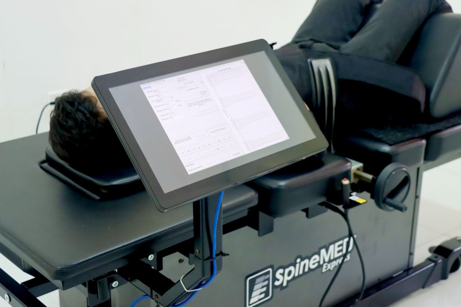 Máy điều trị giảm áp lực cột sống lưng cổ không cần phẫu thuật Spinemed Express